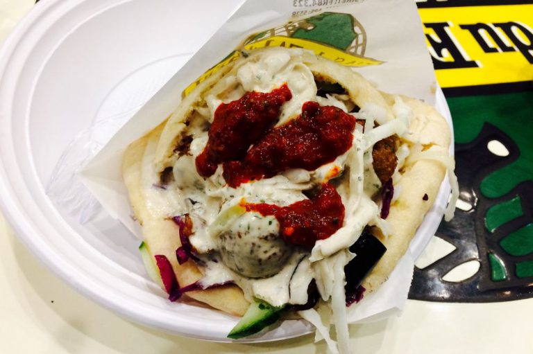 This street vendor sells the best falafel in Paris - Urban Adventures